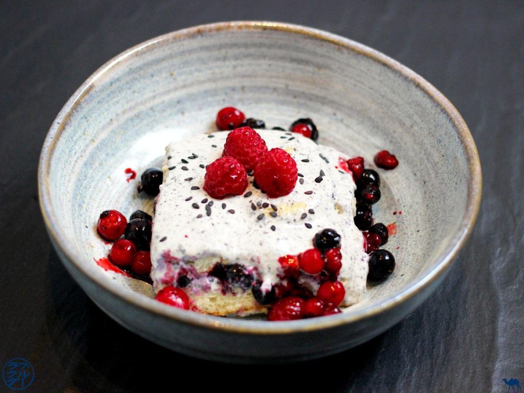 Recette du Tiramisu Sésame Noir & Fruits Rouges - Le Chameau Bleu